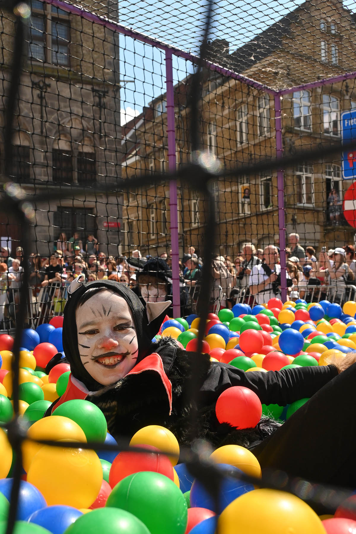 體驗比利時奇幻「拋貓節」！7公尺「貓花車」遊行超盛大