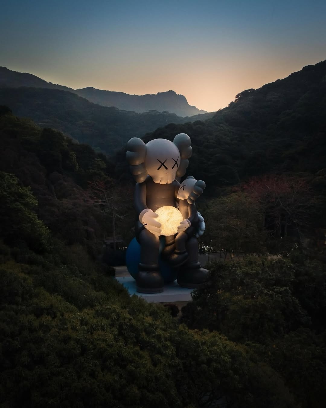 KAWS巡迴特展登陸曼谷！18公尺親子雕塑溫柔走進皇家田廣場
